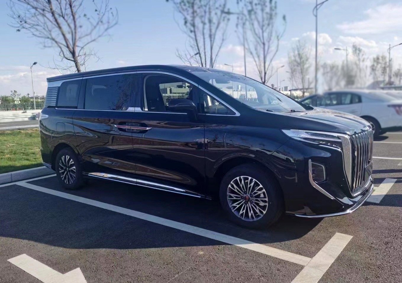 红旗MPV正式命名HM9，竞争别克GL8，丰田埃尔法绰绰有余？_团车网