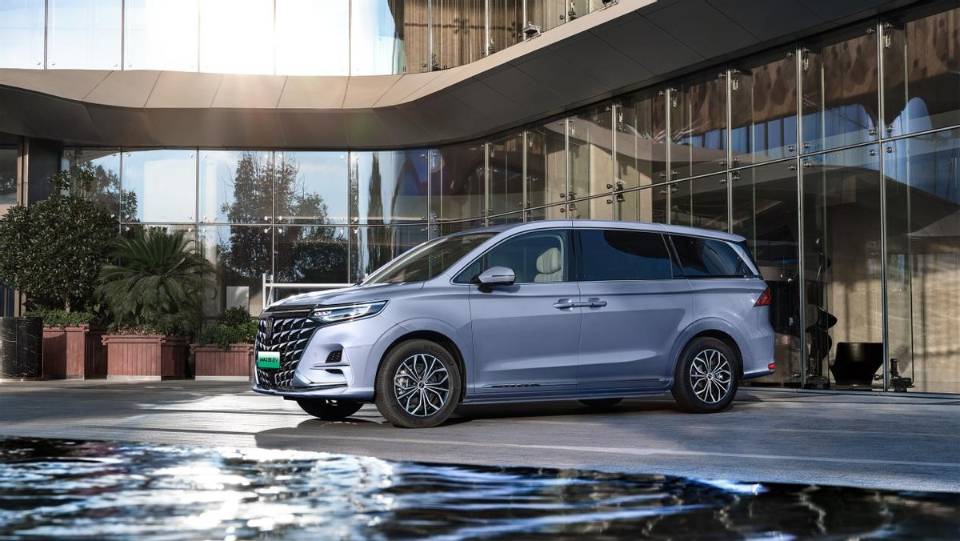 荣威iMAX 8 EV售价下调2万 CLTC续航570km_团车网