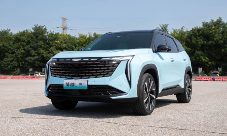 实拍吉利博越L混动版:续航1300km!搭1.5T+3DHT 内置13.2英寸竖屏?_团车网