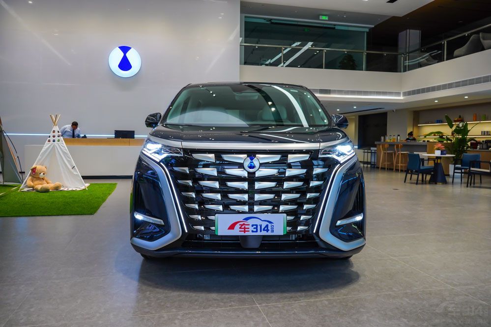 腾势D9对比极氪009，孰优孰劣看完你就心里有数了_团车网