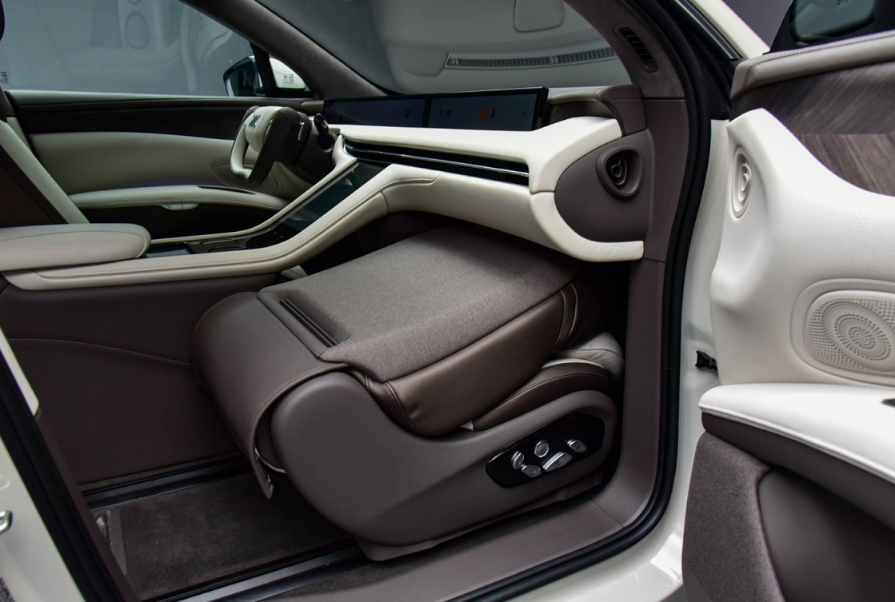 融合一箩筐黑科技，30.98万起的大五座智己LS7有多惊艳？_团车网