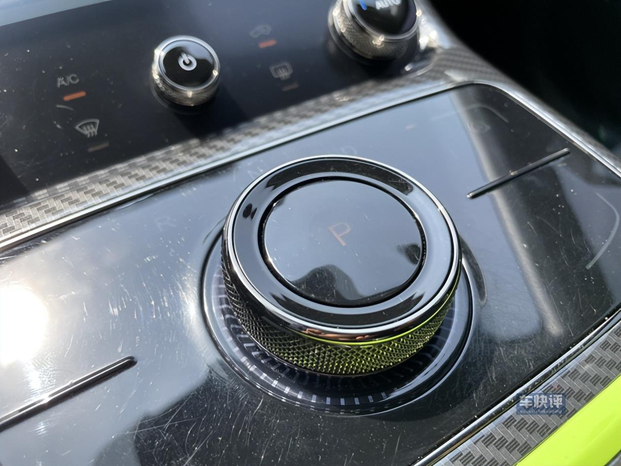 不到15万，搭载高通骁龙8155芯片的哪吒U-II，实力究竟如何？_团车网