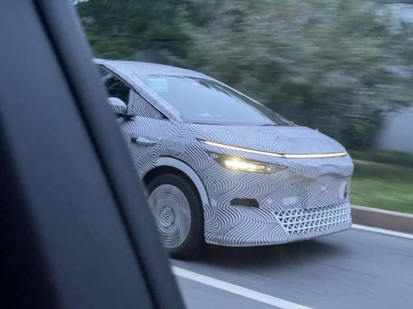 小鹏X9最新谍照曝光，贯穿式前大灯抢眼，不输理想_团车网