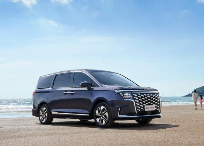 盘点成都车展新款MPV 江淮瑞风RF8瞄准腾势D9 还有大众新车_团车网