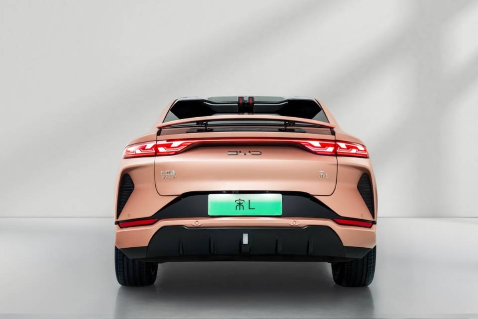 比亚迪最美SUV登场，低趴姿态+升降尾翼，Model Y看了慌不慌？_团车网