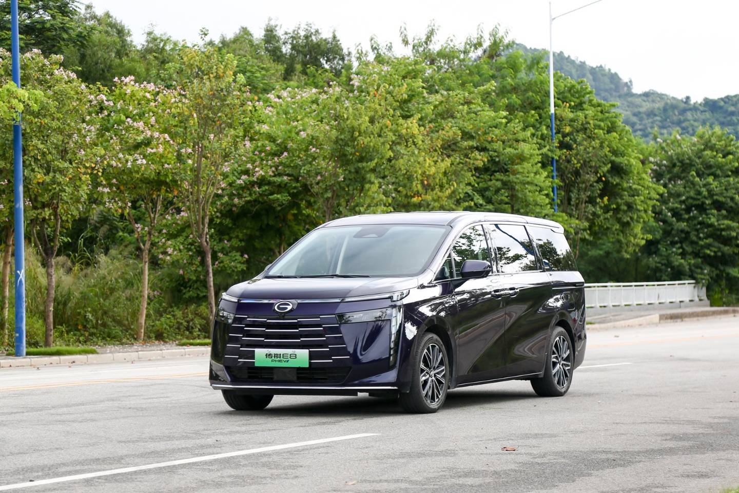 传祺E8开启交付，2.0L插混动力+电滑门，轴距超过艾力绅！_团车网